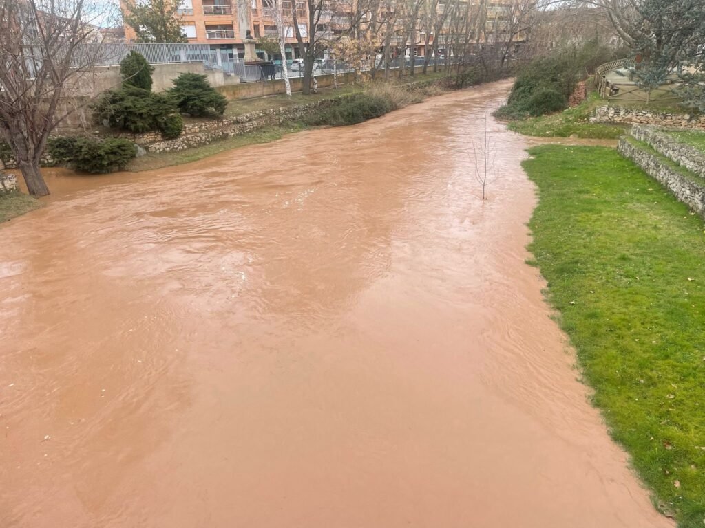 Crecida del Río Jalón a su paso por Calatayud: más de 1,80 metros y ...